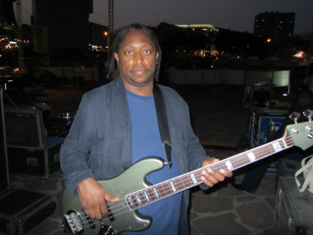 Sonríe Darryl Jones, bajista de The Rolling Stones, en su segunda ...