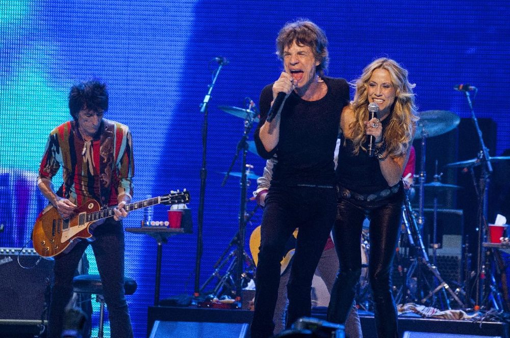 The Rolling Stones y Sheryl Crow en Chicago interpretando "All Down the ...