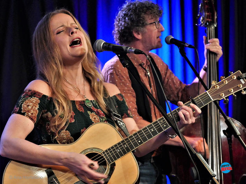 Alice Wallace lleva la luz de California al Berlín con "Into the Blue".