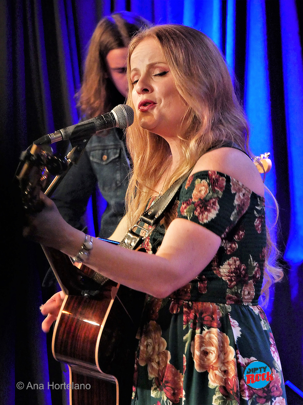 Alice Wallace lleva la luz de California al Berlín con "Into the Blue".