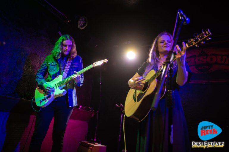 Alice Wallace continúa el legado de los clásicos del country - Dirty ...