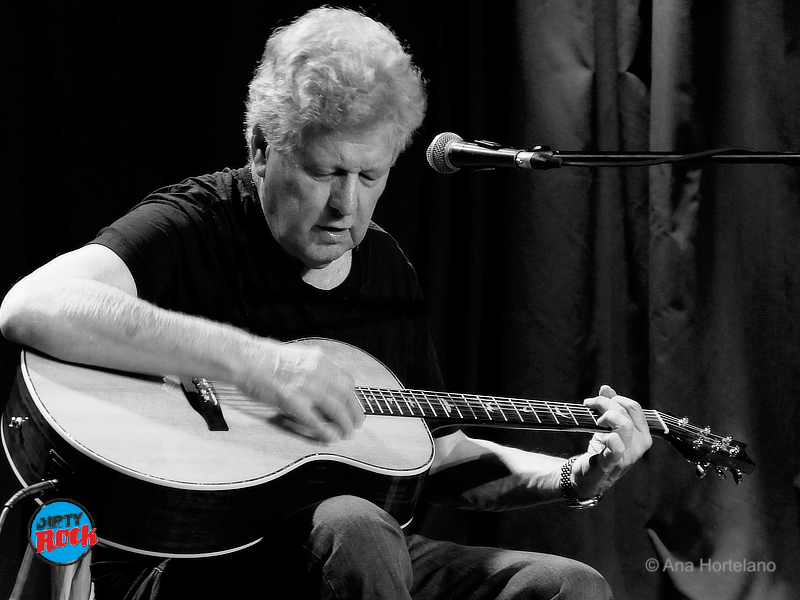 Nick Garrie se siente muy vivo. Nos regaló sus canciones y sus historias.